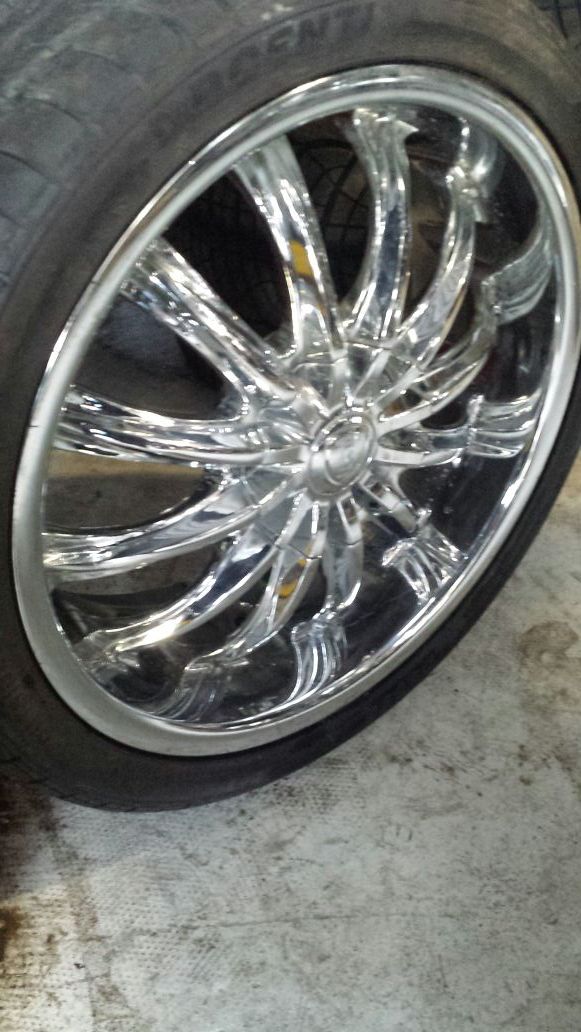 18 inch chrome Borghini rims for Sale in Houston, TX - OfferUp