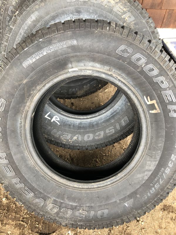 235/75/15 studded snow tires for Sale in Snohomish, WA - OfferUp