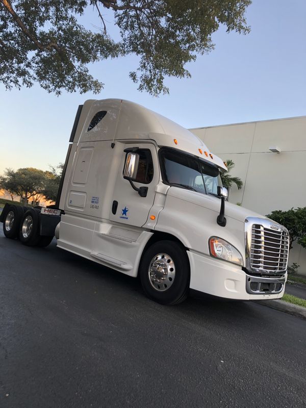 2013 Freightliner Cascadia DD13 Auto trans like new in and out with ...